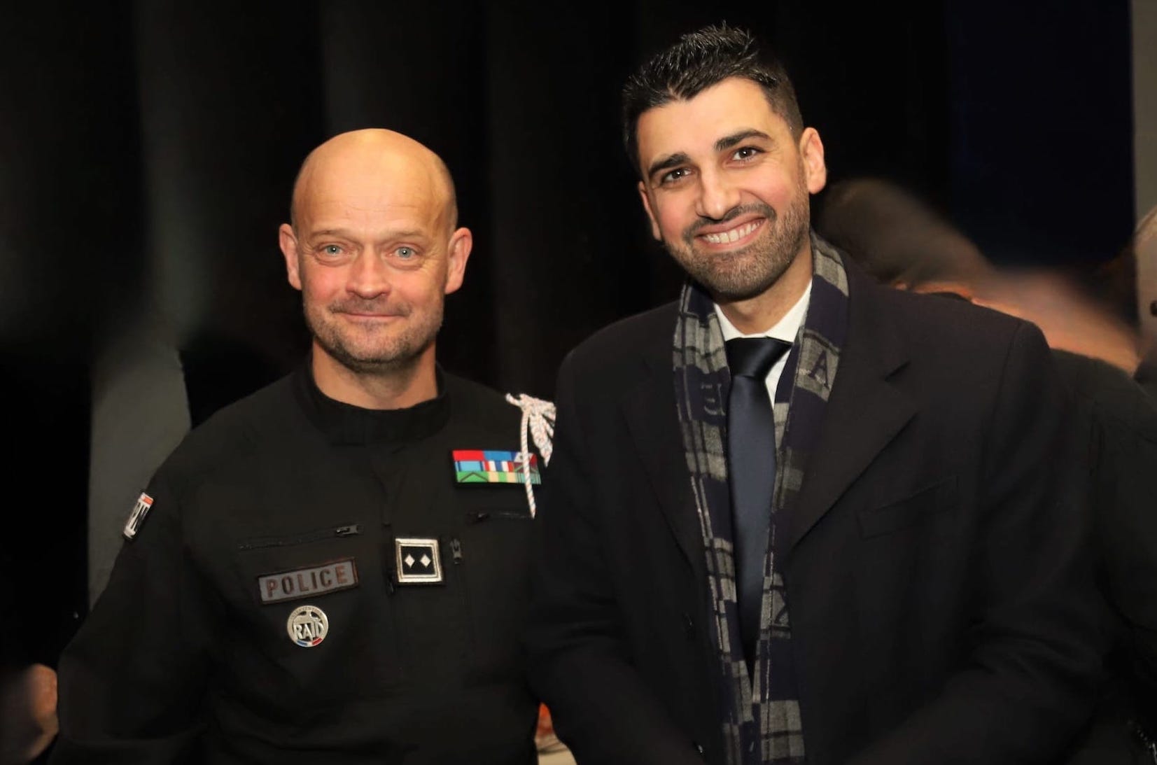 Guillaume FARDE et Miss Konfidentielle aux vœux du RAID échangent sur ...