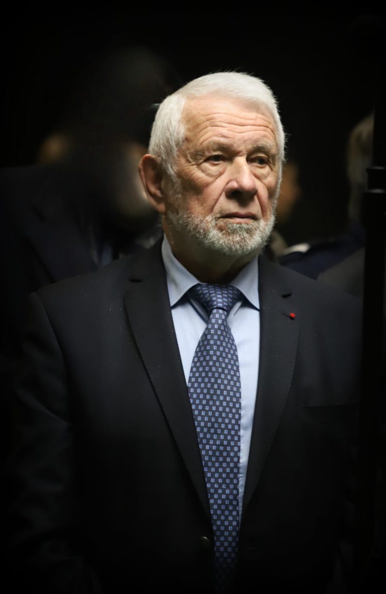 Jean-Michel Fauvergue et Miss Konfidentielle aux vœux du RAID échangent ...