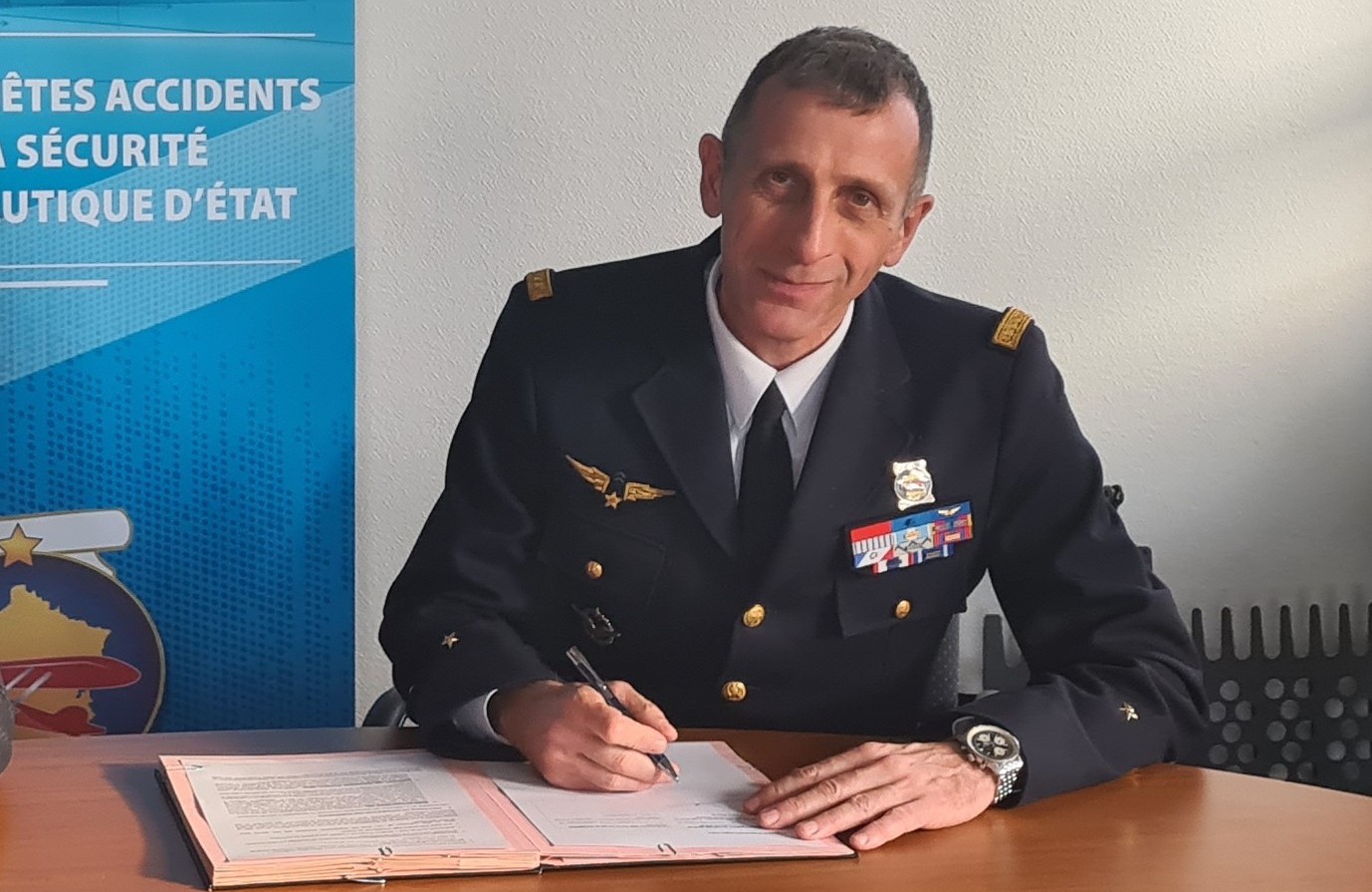 Interview du GBA Franck MOLLARD, directeur du BEA-É – Miss Konfidentielle