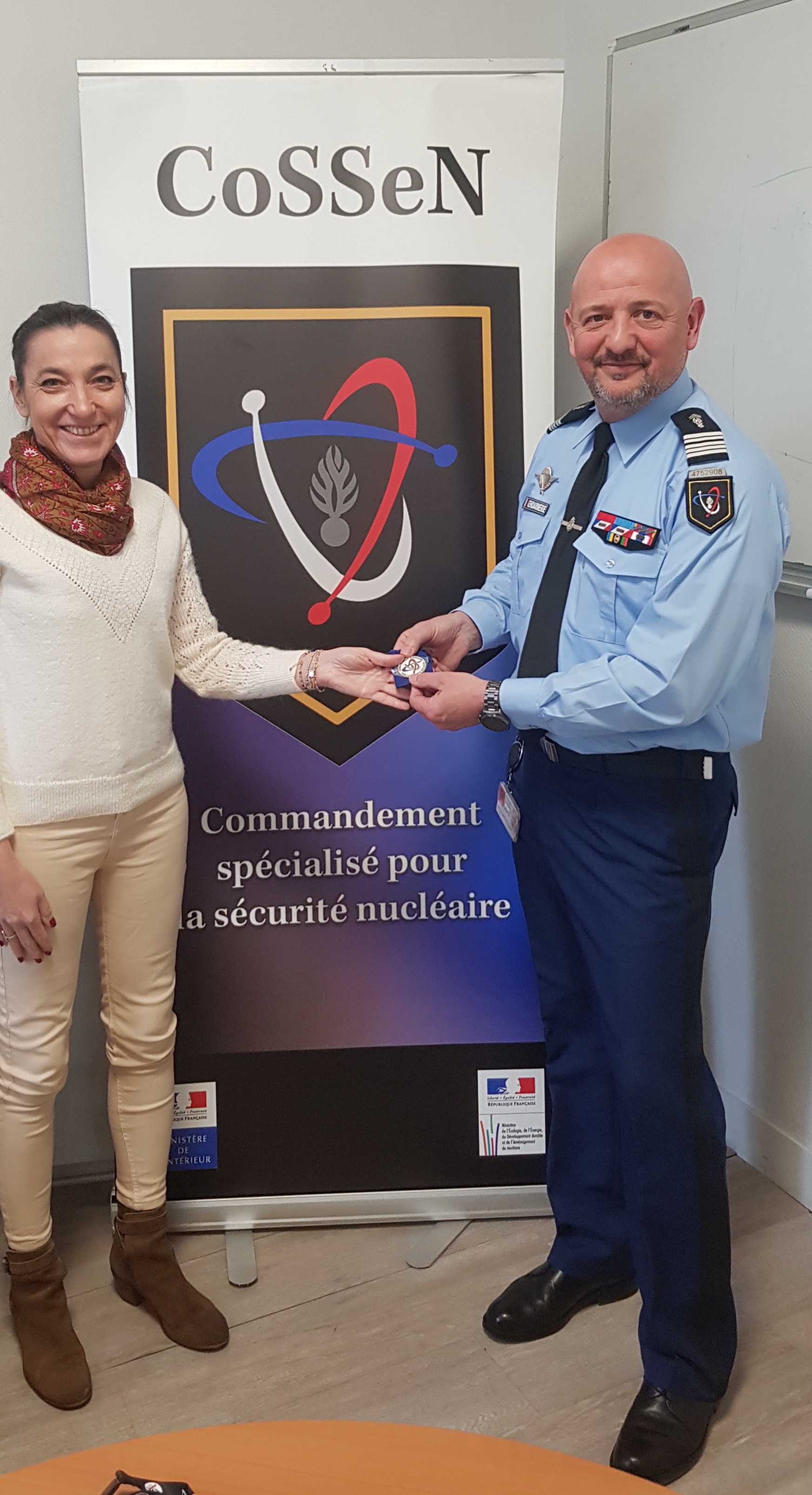 Miss Konfidentielle et colonel Laurent Vandecapelle, CoSSeN © Valérie ...
